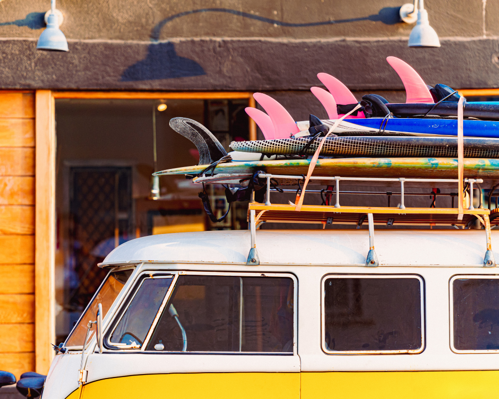VW Bus Surfbus gelb mit Surfboards – male-nach-zahle.ch